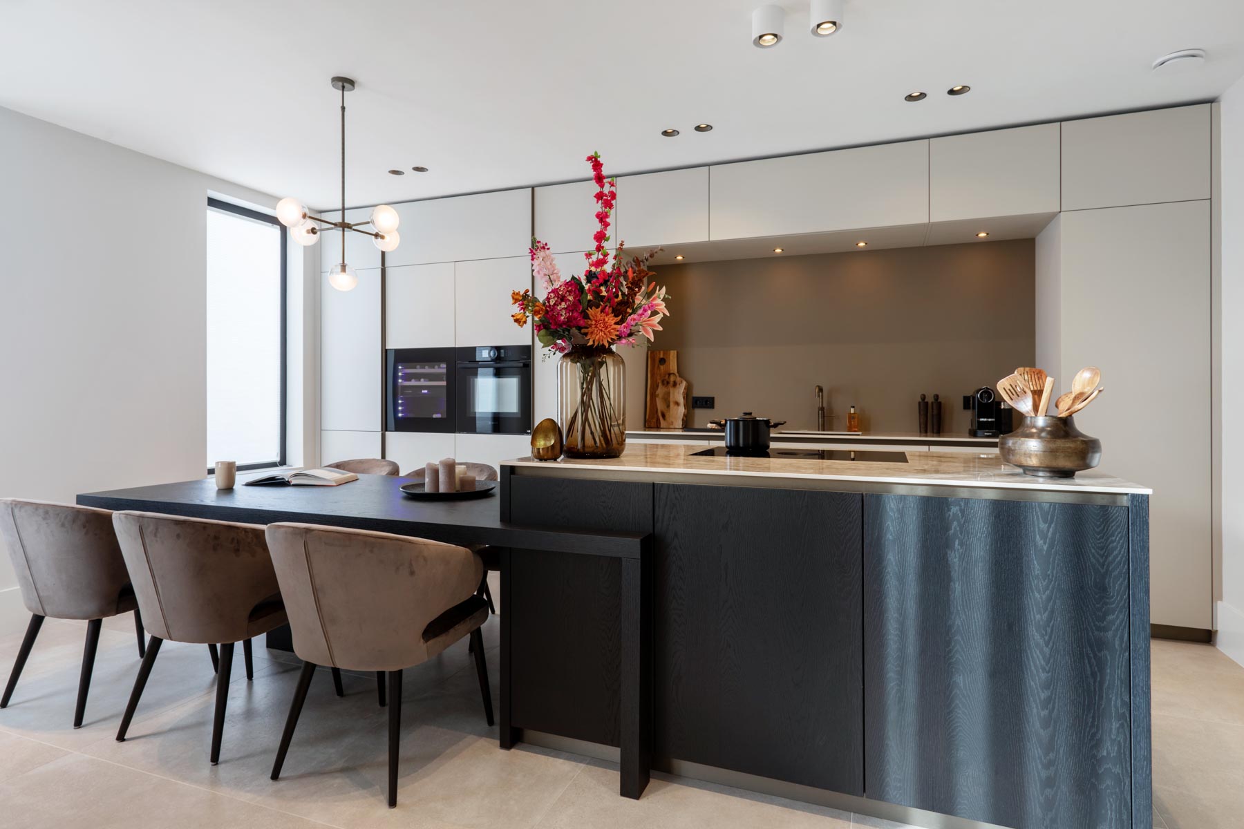 Riante, moderne keuken straalt rust uit | Keukenstudio van den Bijtel